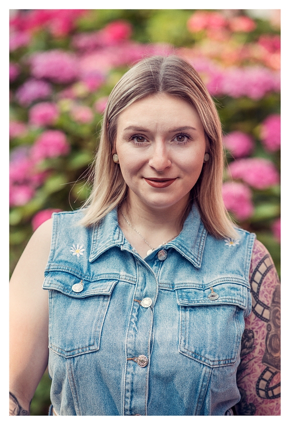 Ronja vor Blüten Foto & Bild | ronja Bilder auf fotocommunity