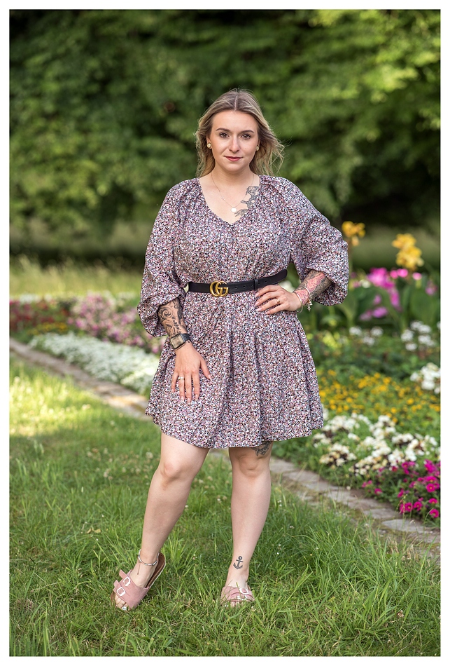 Ronja vor dem Blumenbeet Foto & Bild | ronja Bilder auf fotocommunity