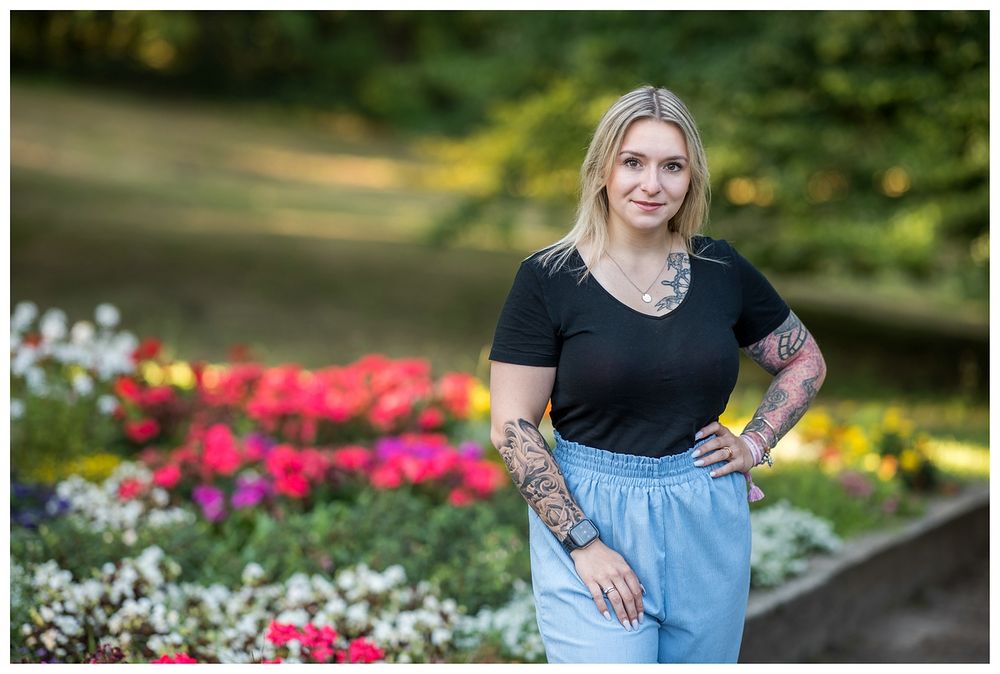 Ronja vor dem Blumenbeet Foto & Bild | ronja Bilder auf fotocommunity