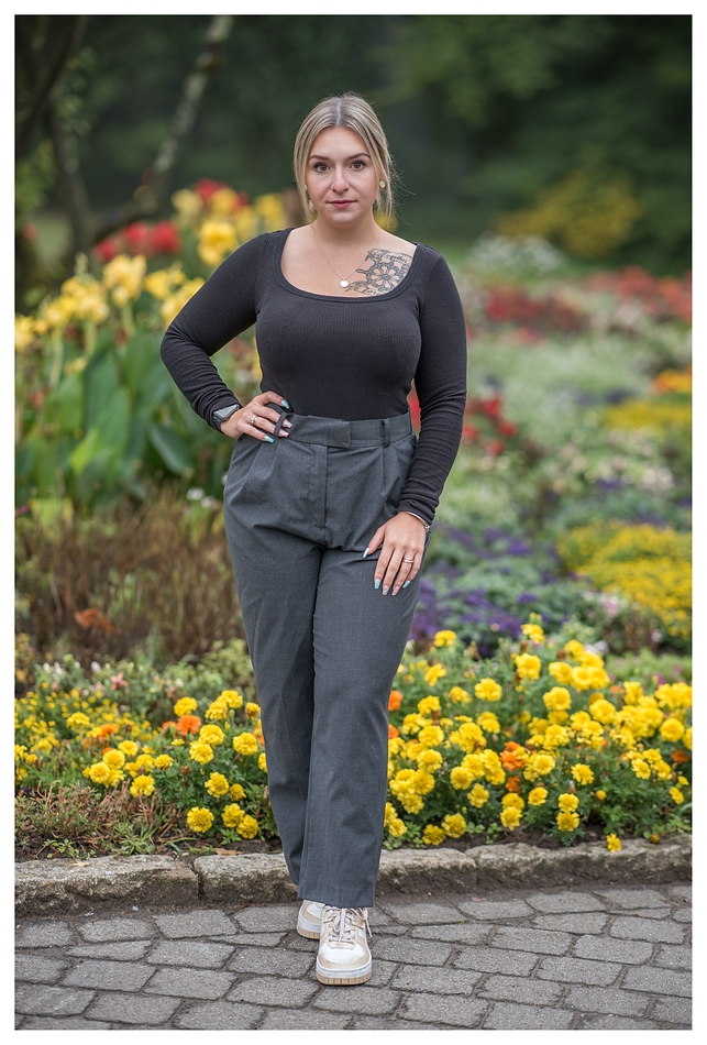 Ronja vor dem Blumenbeet Foto & Bild | ronja Bilder auf fotocommunity