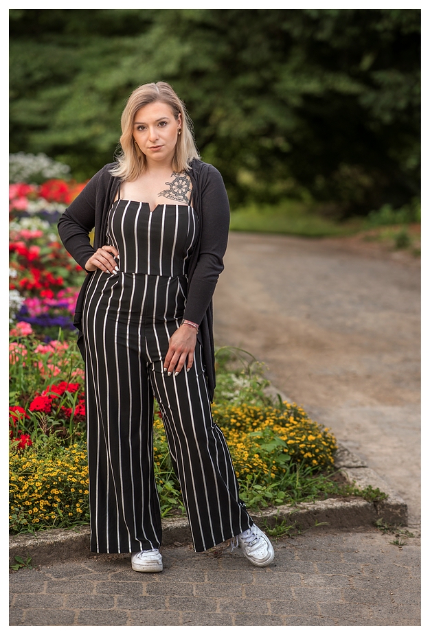 Ronja vor den Blumen Foto & Bild | ronja Bilder auf fotocommunity