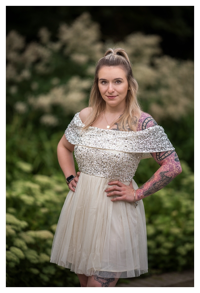 Ronja vor Grün & Weiß Foto & Bild | ronja Bilder auf fotocommunity