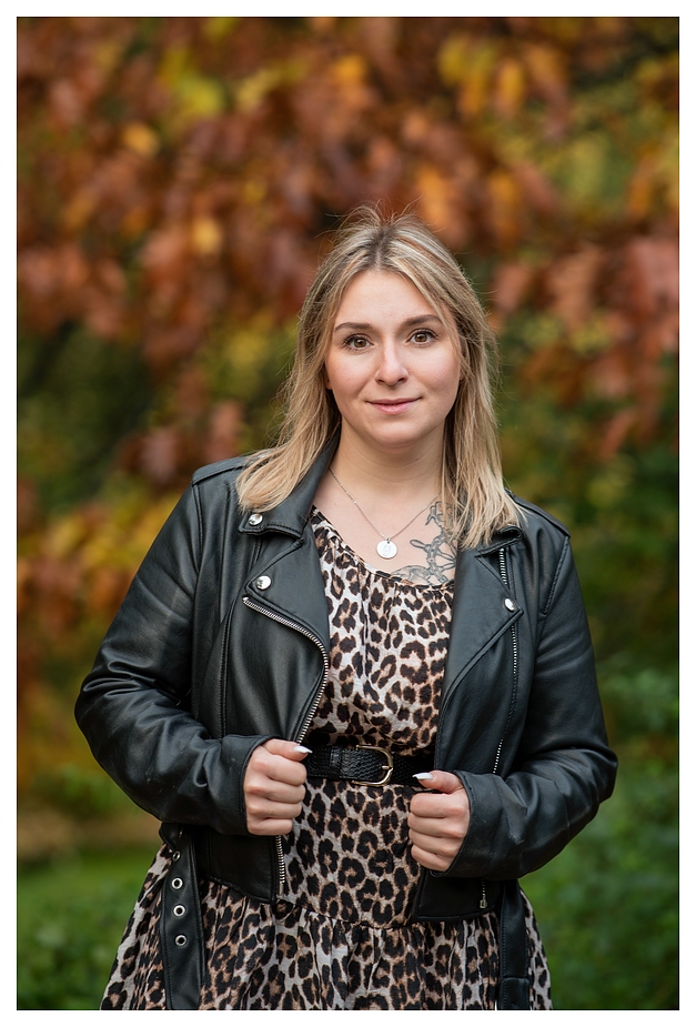 Ronja vor Herbstlaub Foto & Bild | ronja Bilder auf fotocommunity