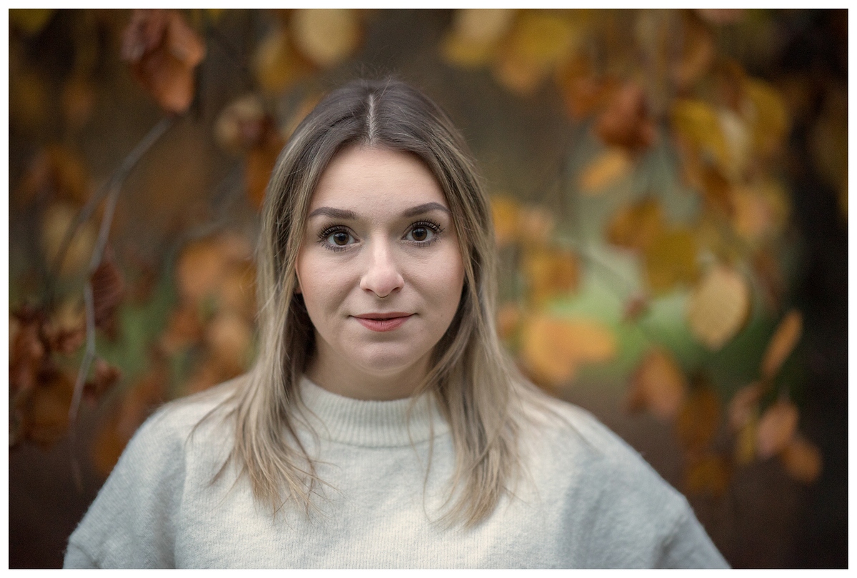 Ronja vor herbstlichem Hintergrund Foto & Bild | ronja Bilder auf fotocommunity