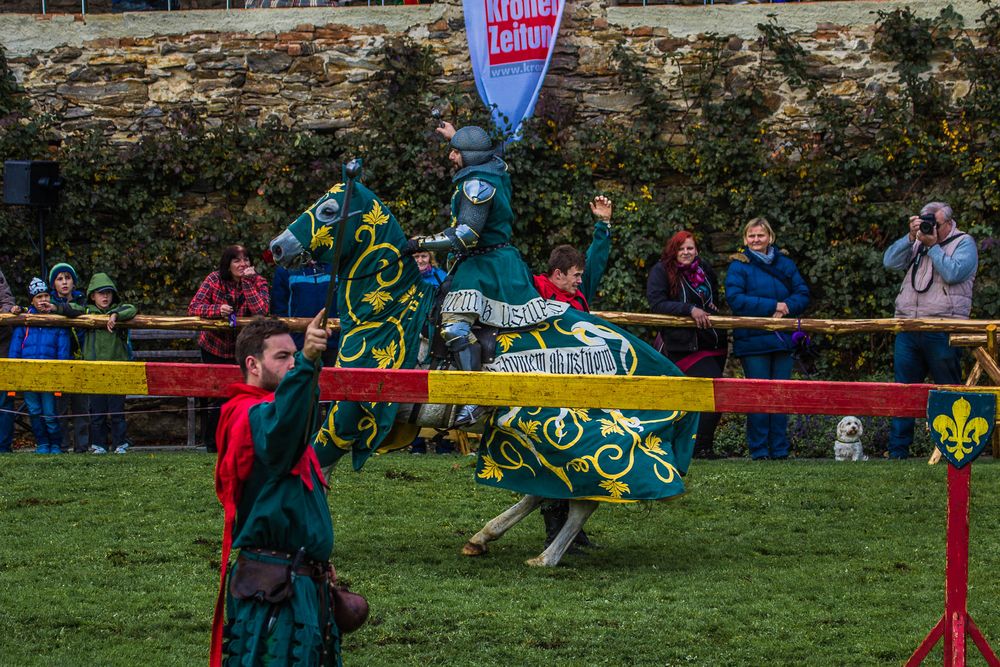 Rosenburg - Der blaue Ritter Foto & Bild | szene, historisch verkleidet ...