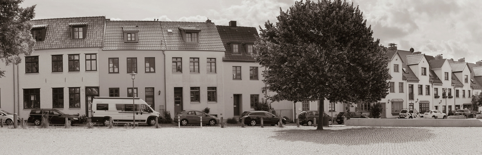 Rostock Alter Markt - Nebenstrasse in s/w Foto & Bild | architektur ...