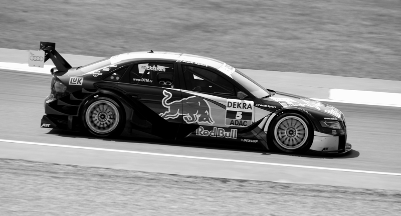 -Roter Bulle in schw.-weiss- Foto & Bild | sport, motorsport ...