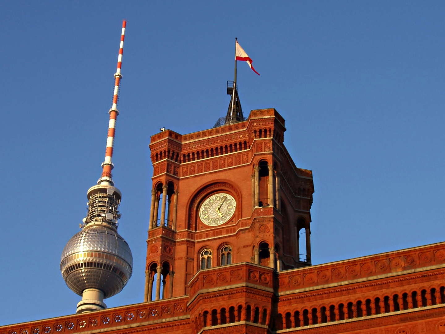 Rotes Rathaus in Berlin mit Fernsehturm Foto & Bild | architektur ...