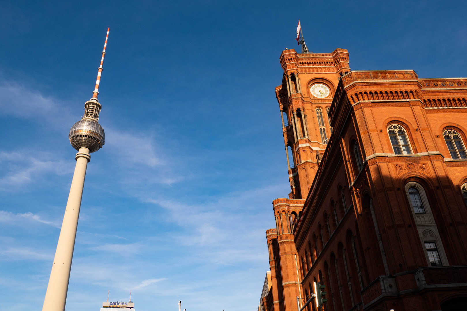 rotes Rathaus mit Alex Foto & Bild | architektur, deutschland, europe ...