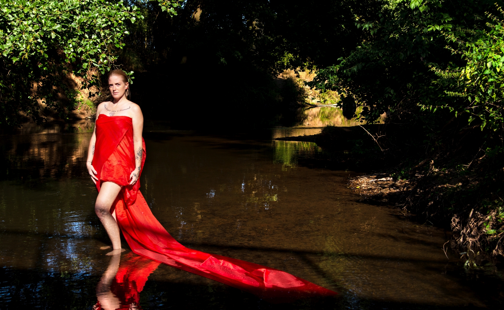 Rotes Tuch in der Bach Foto & Bild | erwachsene menschen, portrait ...