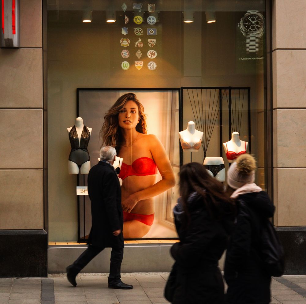 Rotkörbchen Foto & Bild | streetfotografie mit menschen, kommunikation; grafik; szenen ...