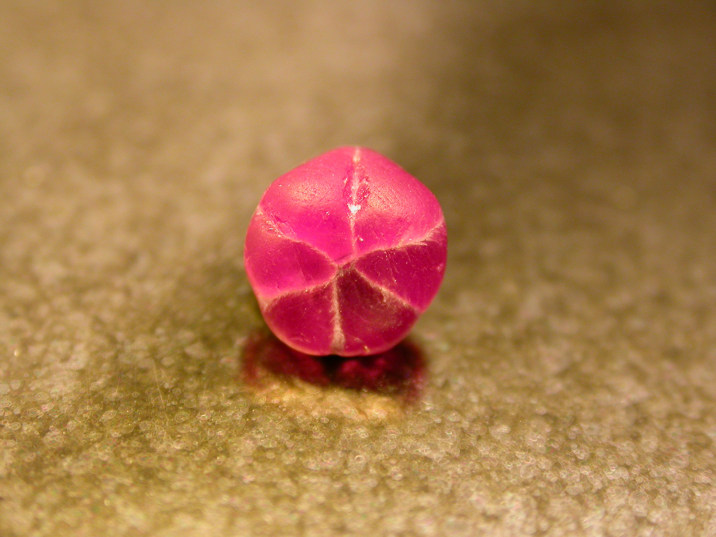 Rubis trapiche - Trapiche ruby photo et image | divers, trapiche ruby ...