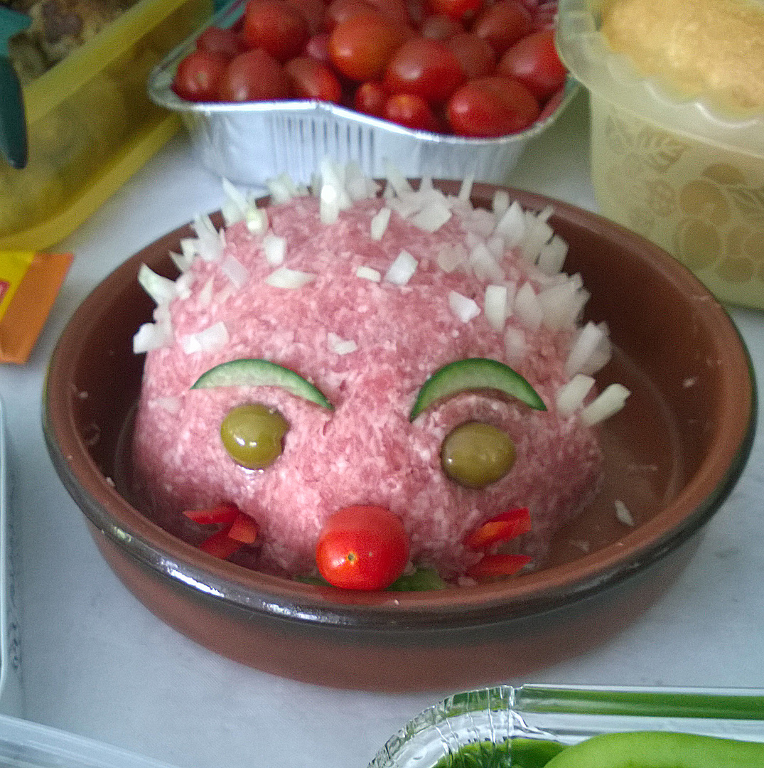 Rudolf der Mettigel Foto & Bild | stillleben, food-fotografie, fleisch ...