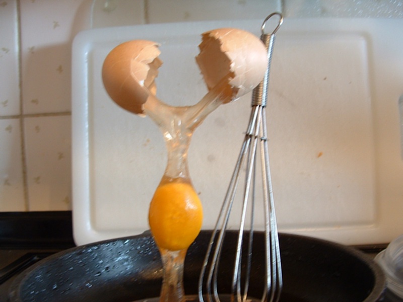 Rühreier, Eidotter im freien Fall Foto & Bild | stillleben, food ...