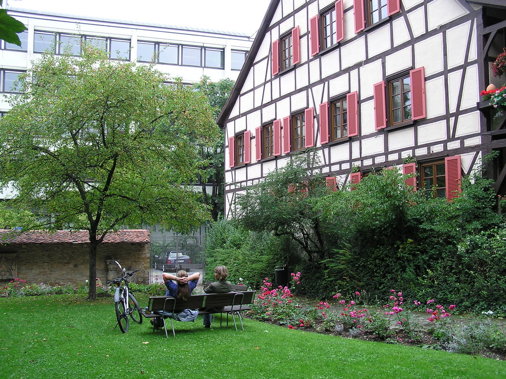 Ruhepause im Heimatmuseumsgarten Foto & Bild | erwachsene, menschen in ...