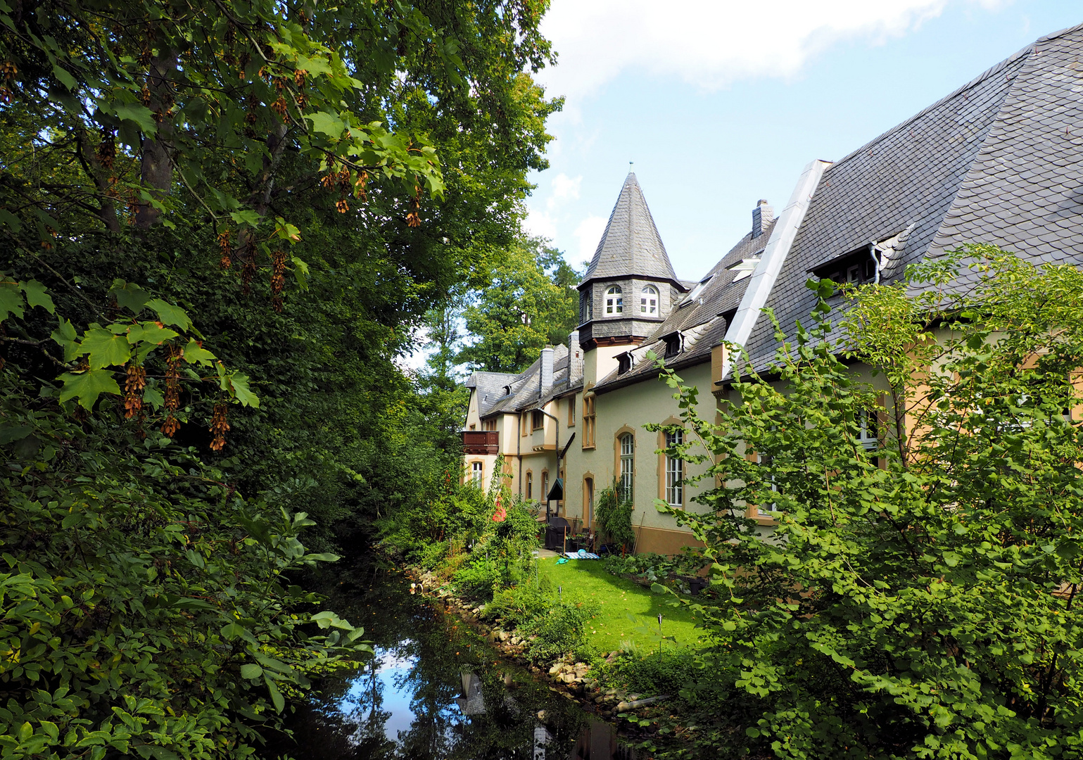 Rund um Schloß Eller in Düsseldorf… Foto & Bild | schloss, gebäude ...