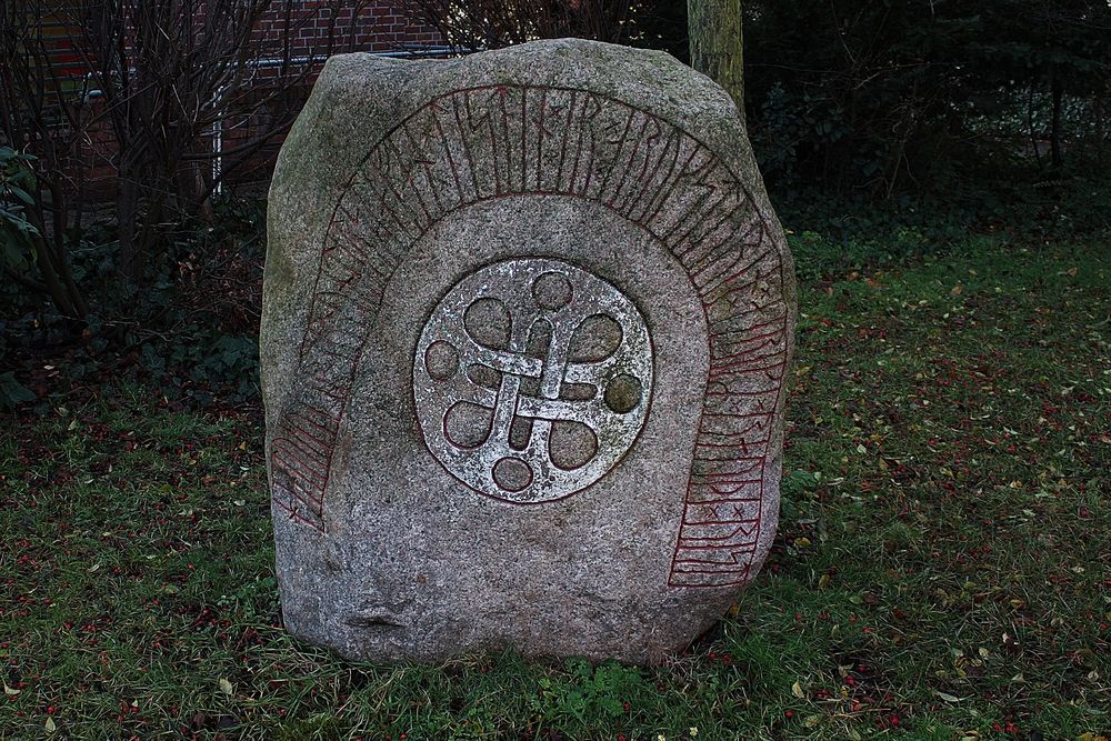 Runenstein neben der Kirche von Wedel --> Foto & Bild | deutschland ...