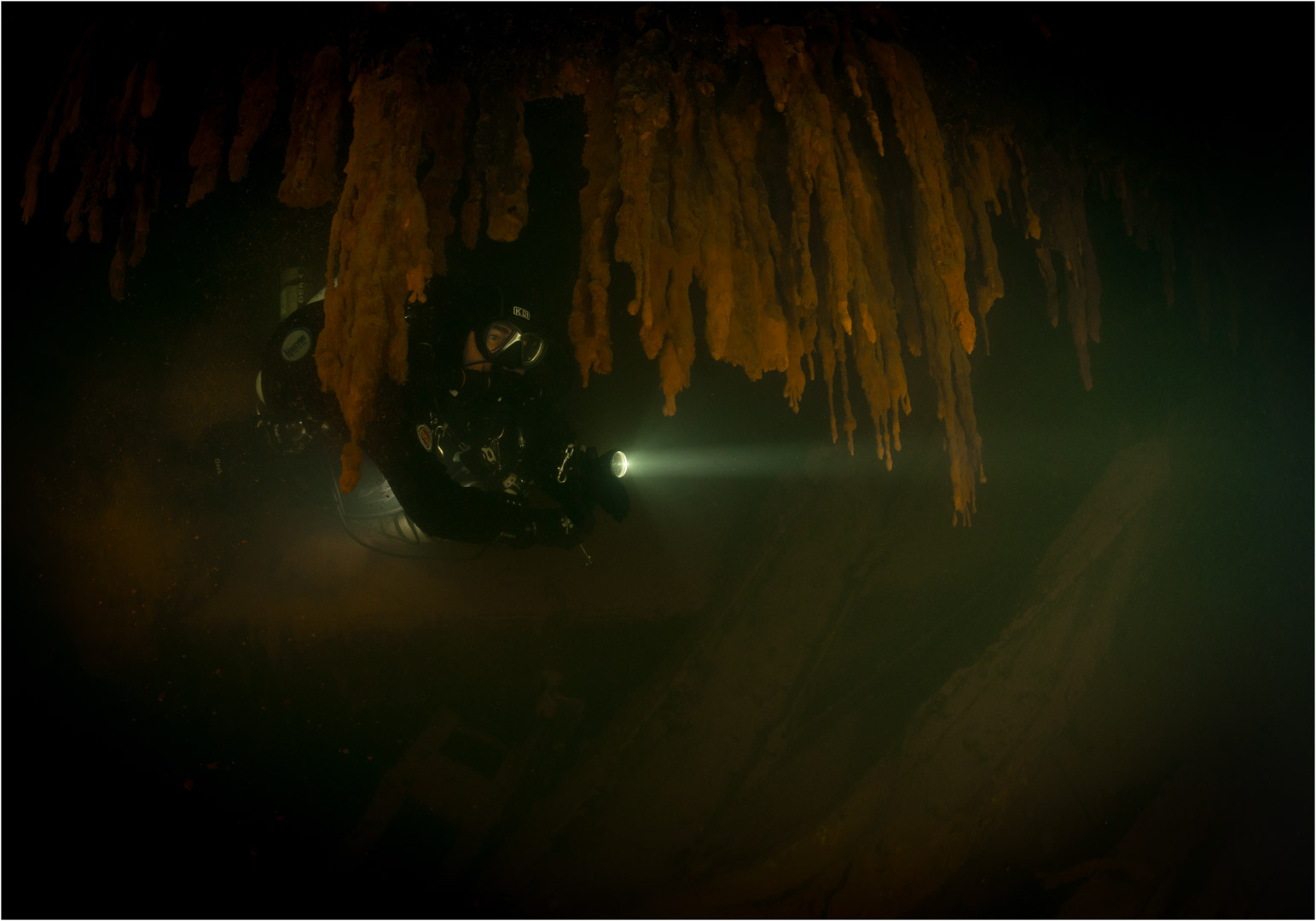 Rusticles ....Wrackfresser greifen an Foto & Bild | nature, night ...