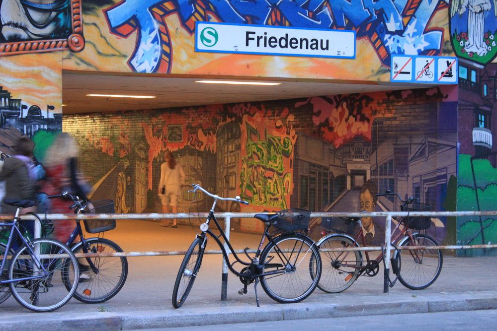 S-Bahnhof Berlin-Friedenau Foto & Bild | berlin, bunt, architektur ...