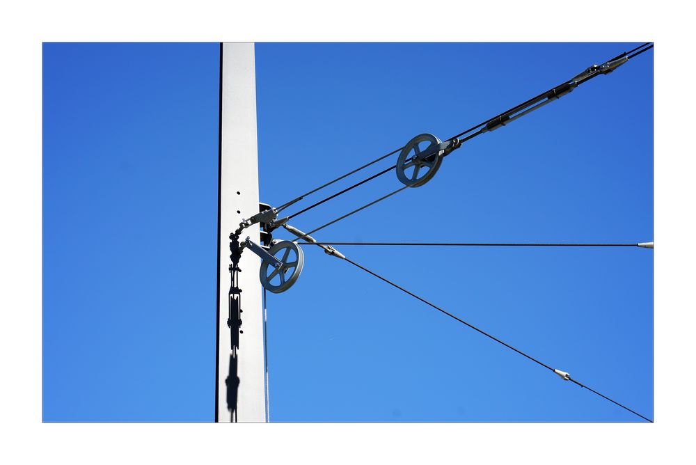 S P A N N U N G S V O L L Foto & Bild | blau, tram, mast Bilder auf ...