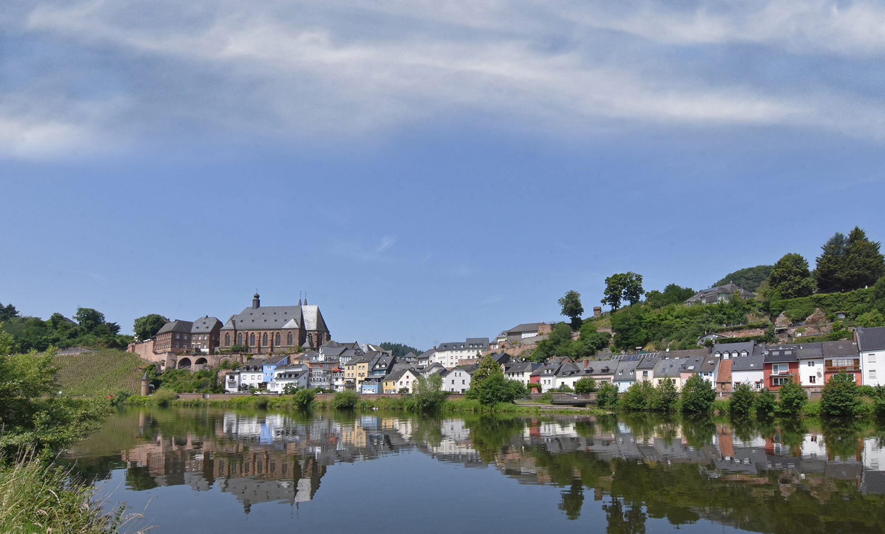 Saarburg mit Spiegelungen in der Saar..... Foto & Bild | architektur, projekte, stadtlandschaft ...