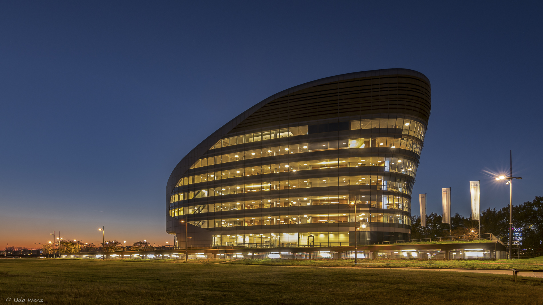 SABIC European Head Office Foto & Bild | sonnenuntergang, nacht, licht ...