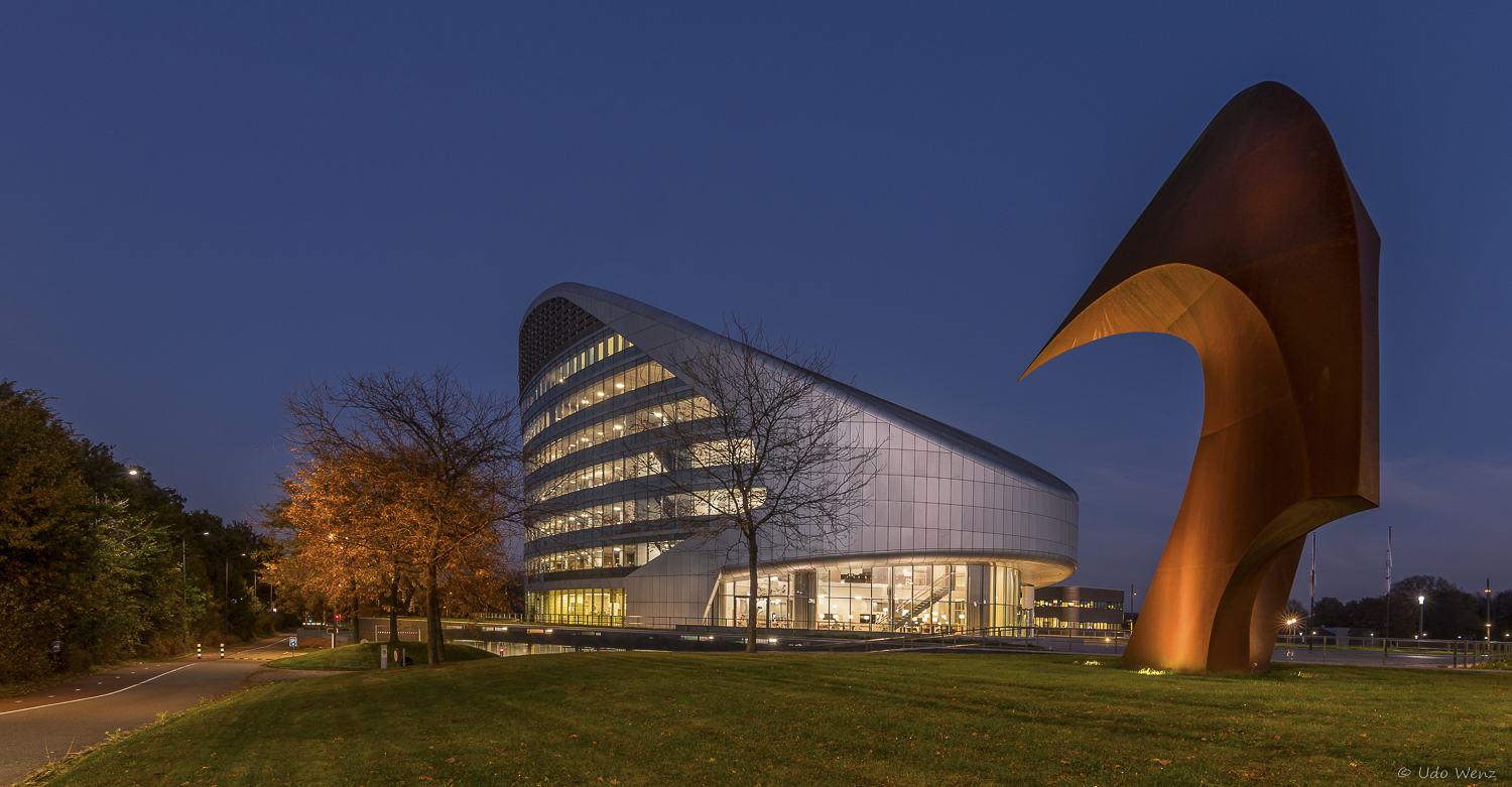 SABIC European Head Office Foto & Bild | licht, himmel ...