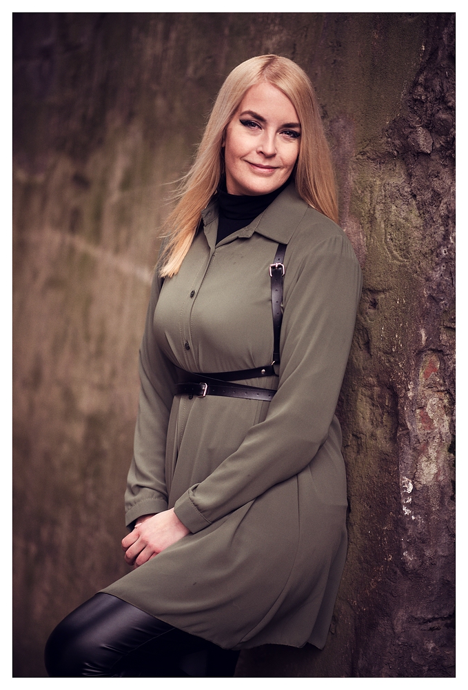 Sandra an der Wand Foto & Bild | sandra Bilder auf fotocommunity