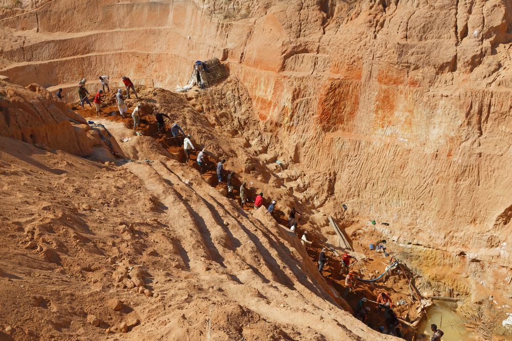 Saphir Abbau Foto & Bild | erwachsene menschen, africa, madagascar ...