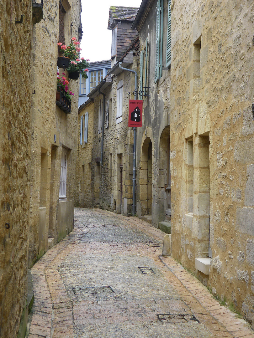 sarlat, une ruelle photo et image | europe, france, aquitaine Images ...