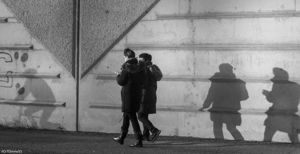 Schatten an der Wand Foto & Bild | erwachsene, menschen in der freizeit, street performance ...