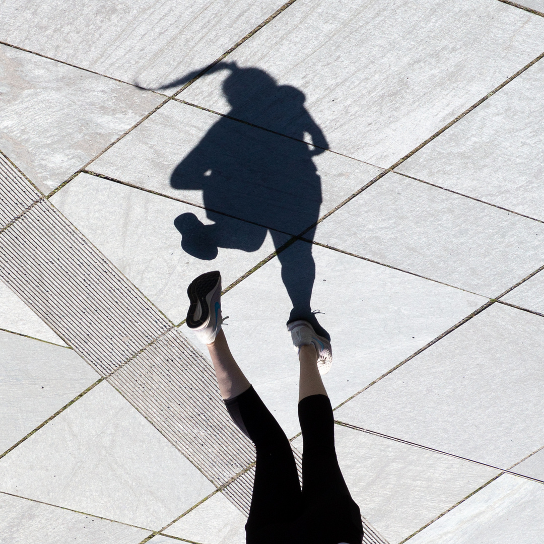 Schatten Läuferin Foto & Bild | sport, experimente, streetfotografie mit menschen Bilder auf ...