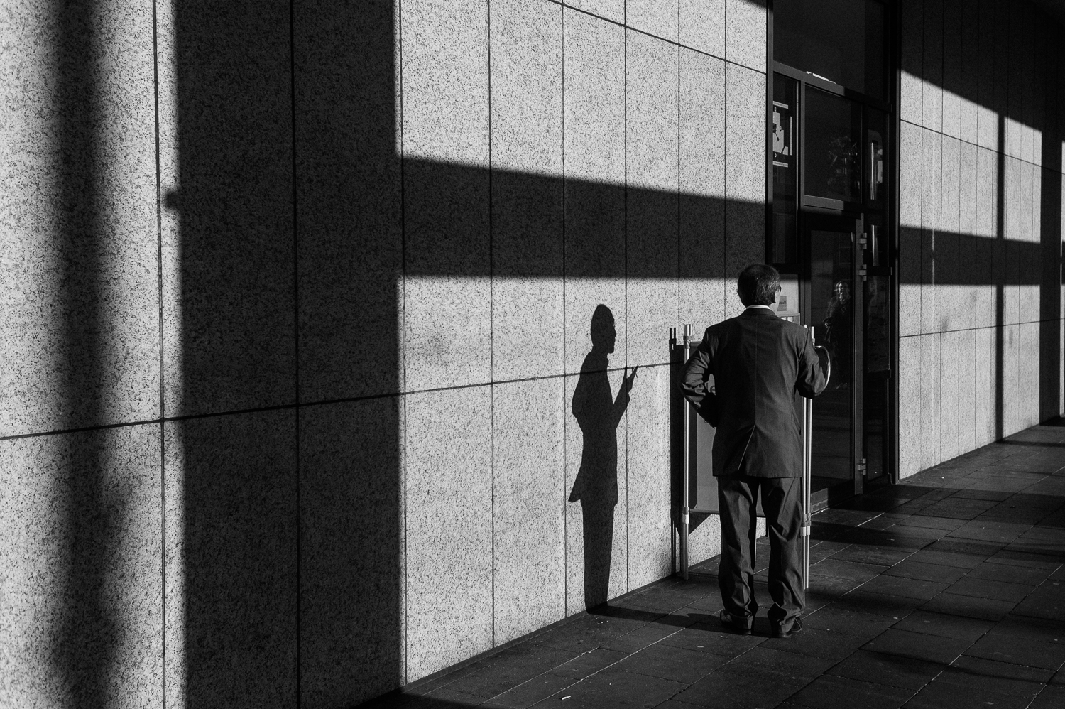 Schatten & Rauch Foto & Bild | streetfotografie mit menschen, natur, menschen Bilder auf ...