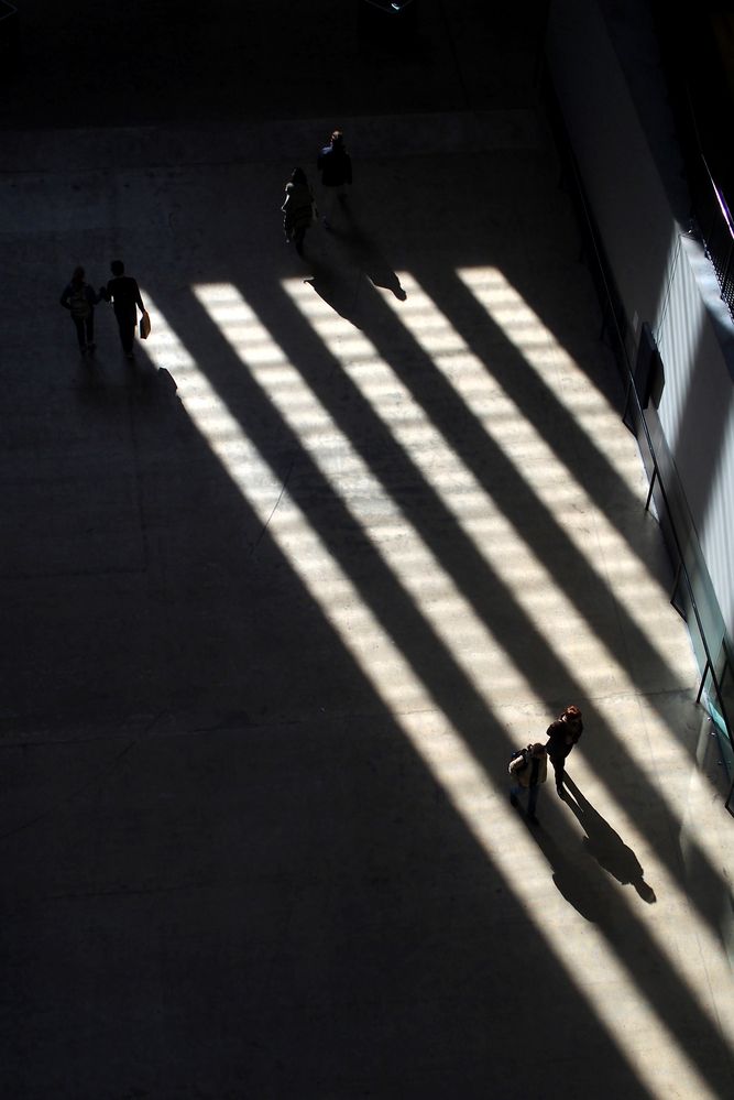 Schatten und Licht Foto & Bild | streetfotografie mit menschen, architektur, streetfotografie ...