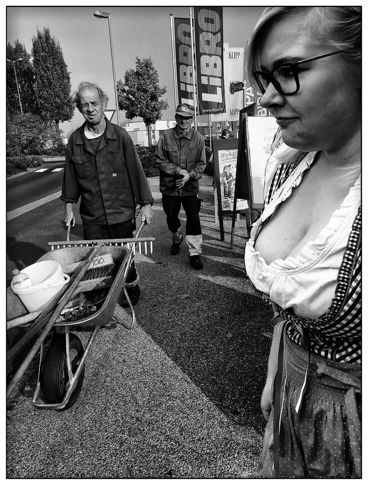 Schau mal wer da kommt Foto & Bild | streetfotografie mit menschen, projekte, schwarzweißer ...