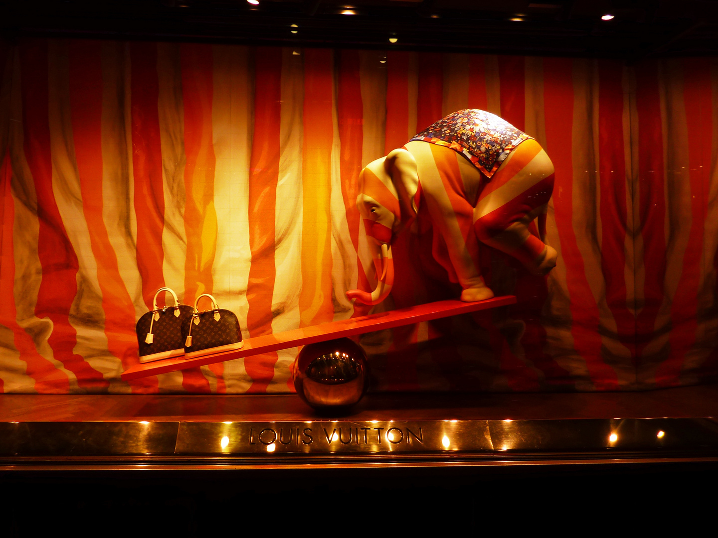 Schaufensterdekoration bei Louis Vuitton in Köln Foto & Bild | werbe ...