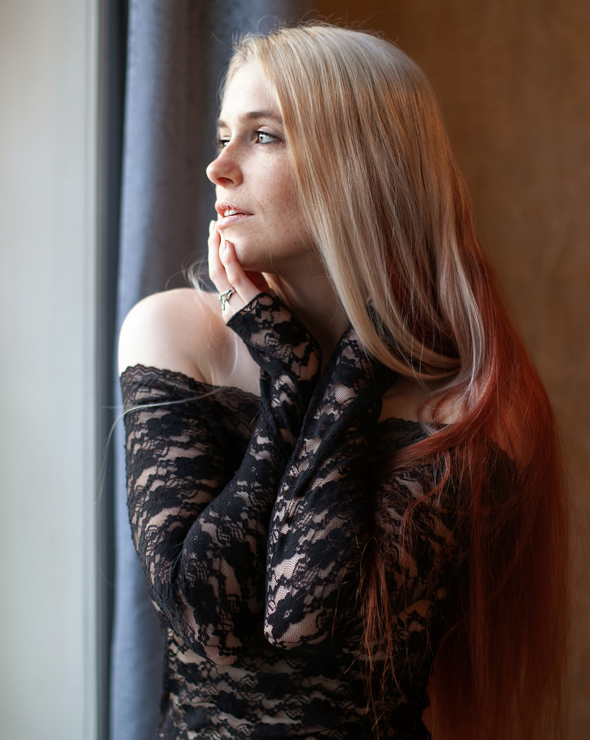 scheuer Blick ... Foto & Bild | indoor, portrait, frau Bilder auf ...