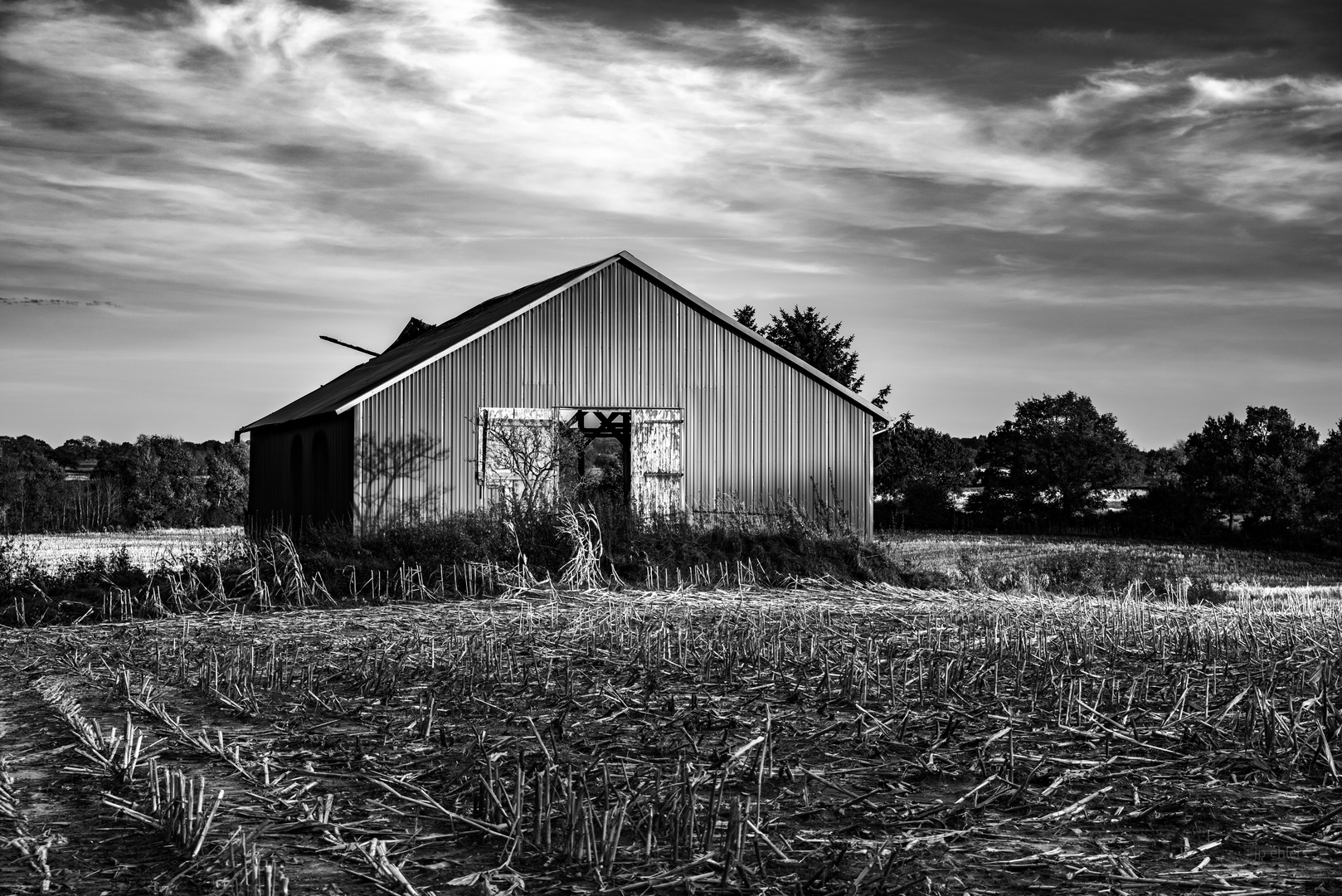 Scheune mit Durchblick Foto & Bild | wiese, lost places, mais Bilder ...