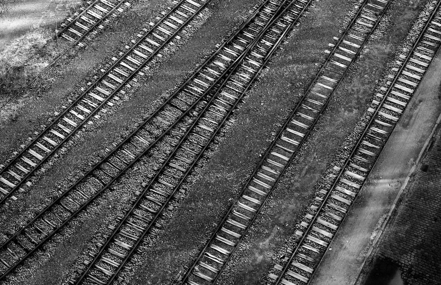 SchienenStränge Foto & Bild | abstraktes, gleise, monochrom Bilder auf ...