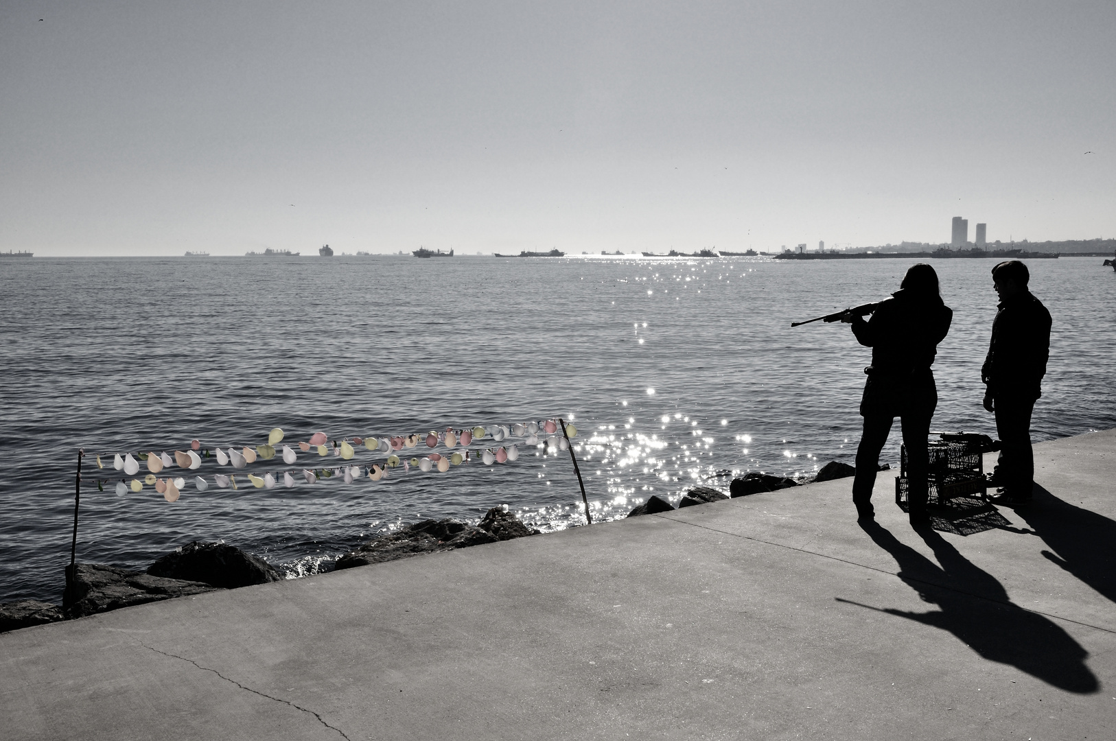 Schießbude ohne Bude Foto & Bild | streetfotografie mit menschen, kommunikation; grafik; szenen ...