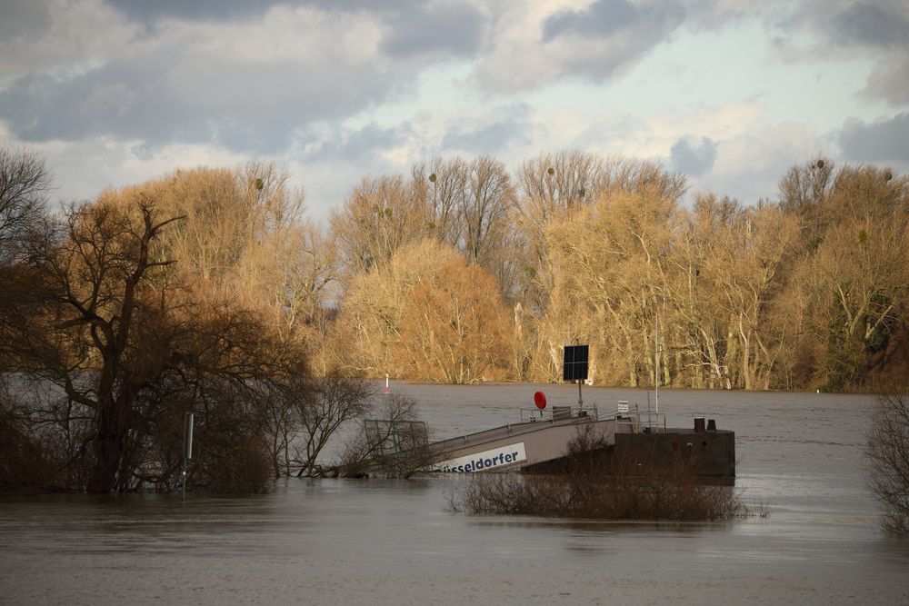 Schiffsanleger in den Fluten Foto & Bild | reportage dokumentation ...