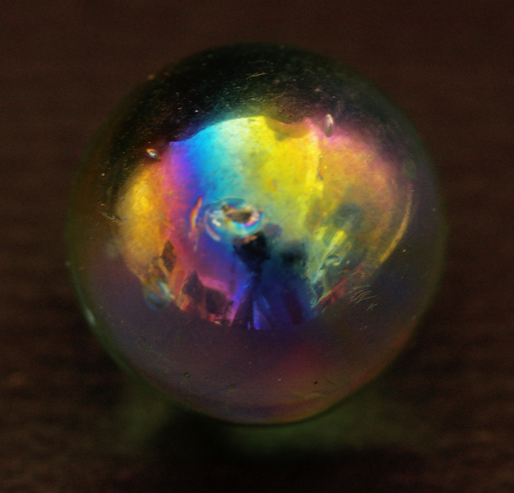 Schillernde Murmel mit Spiegelung in Nahaufnahme - Bild & Foto von ...