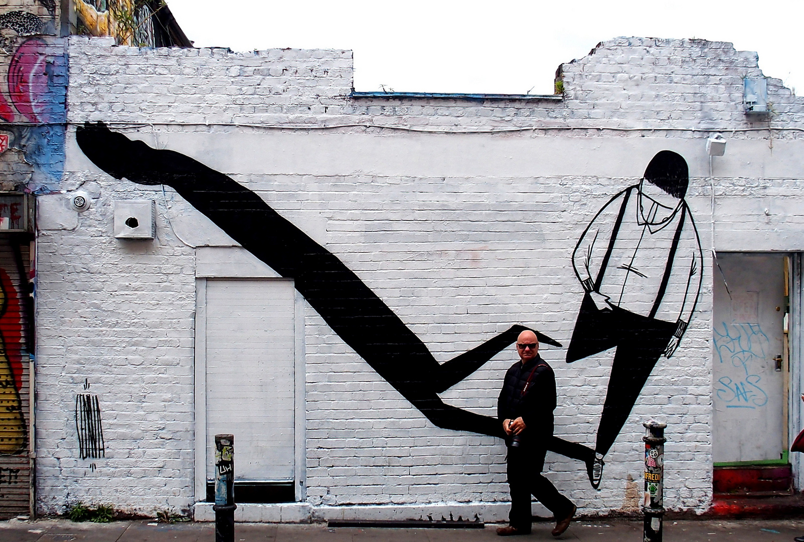 Schlanker Schatten Foto & Bild | streetart, graffiti & tags, streetfotografie mit menschen ...