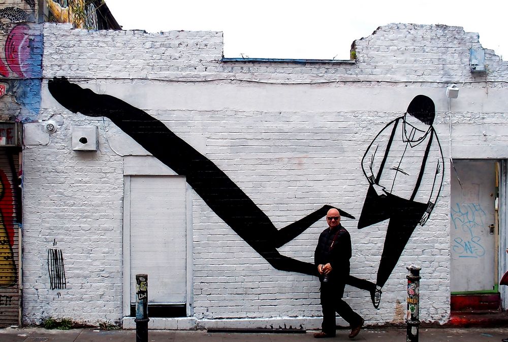 Schlanker Schatten Foto & Bild | streetart, graffiti & tags, streetfotografie mit menschen ...