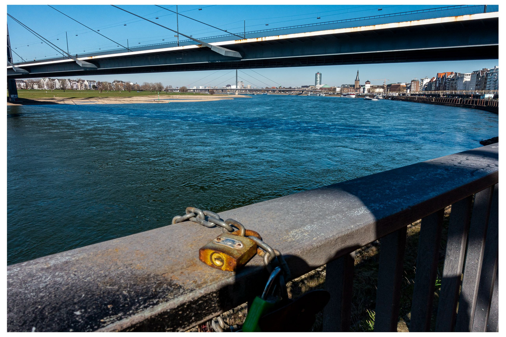 Schloss am Rhein Foto & Bild | streetfotografie ohne menschen, schloss ...