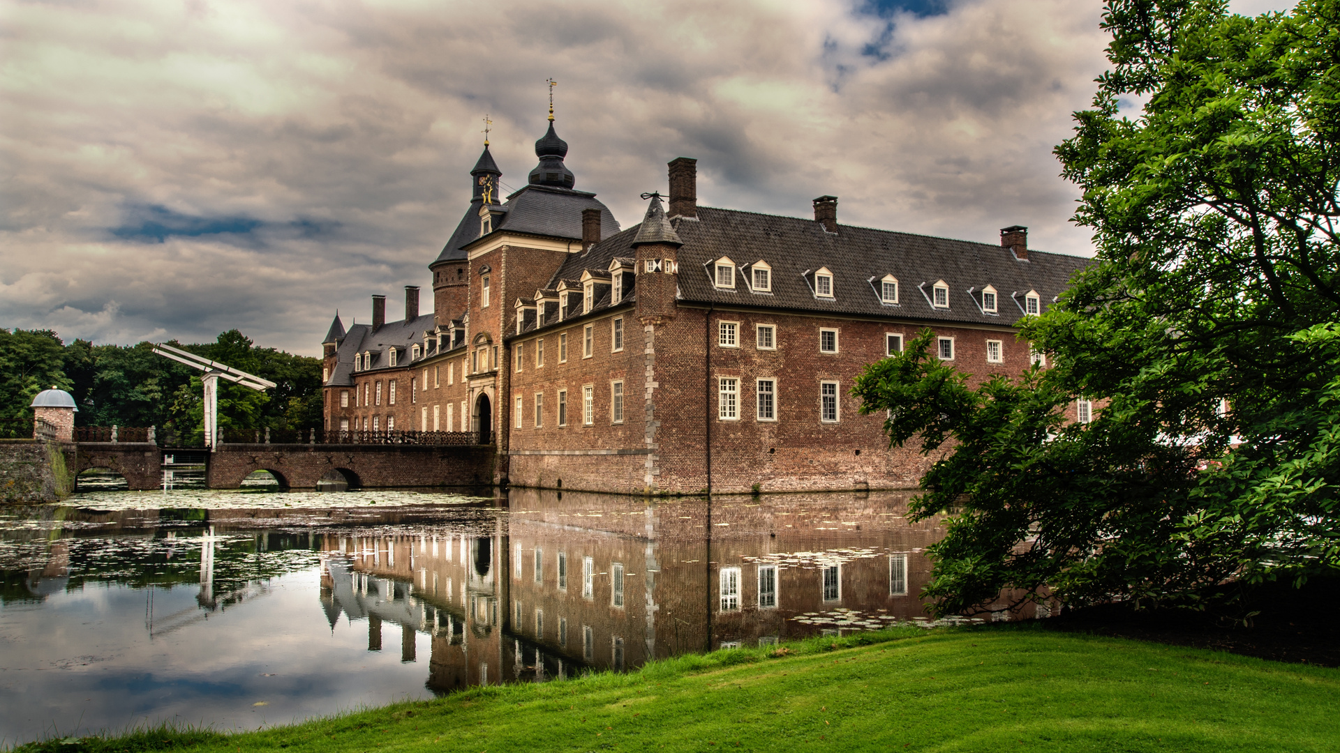 Schloss Anholt 2 Foto & Bild | architektur, wasser, himmel Bilder auf ...