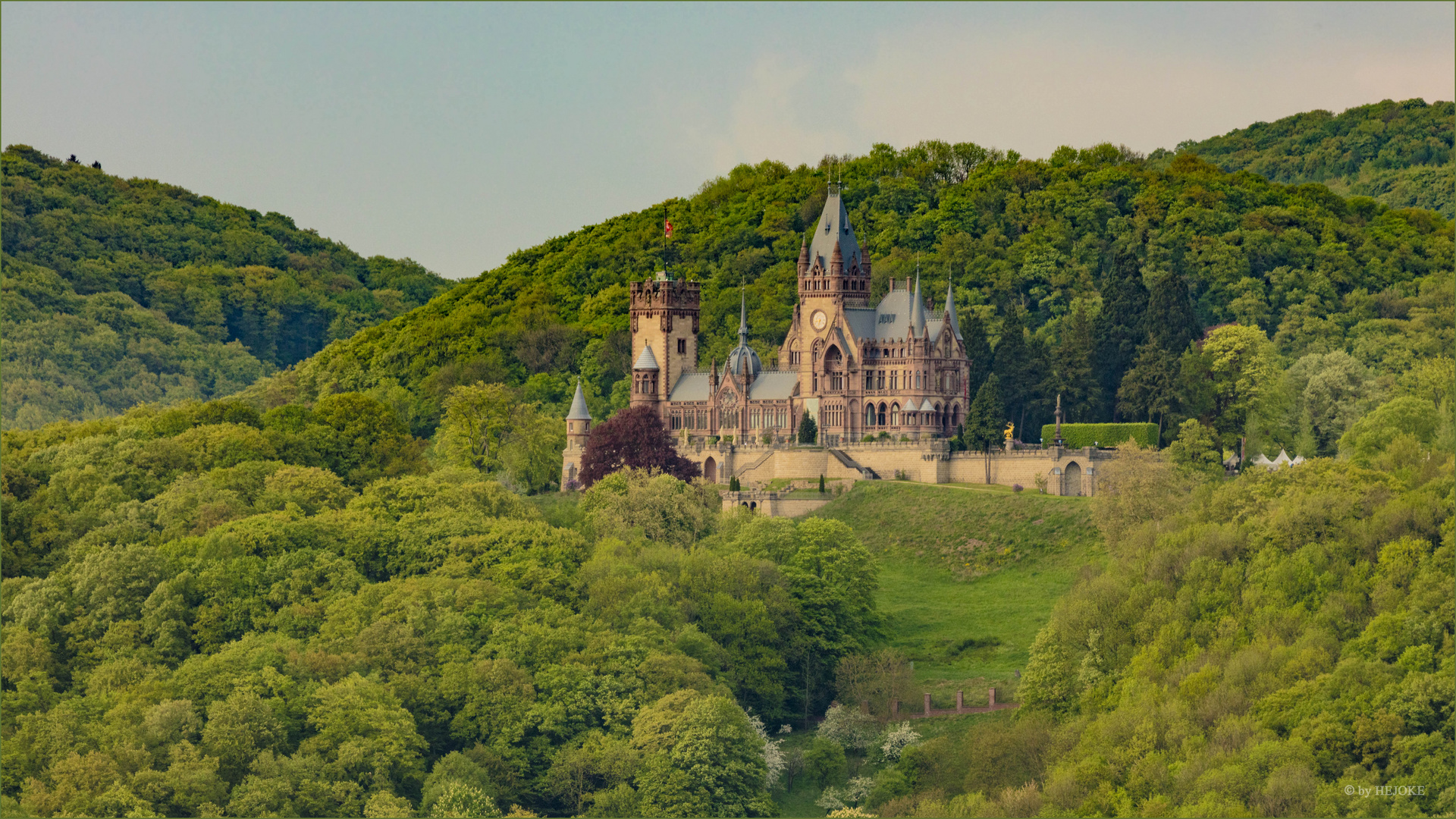 Schloß Drachenburg aufgenommen vom Rodderberg Standort Heinrichsblick ...