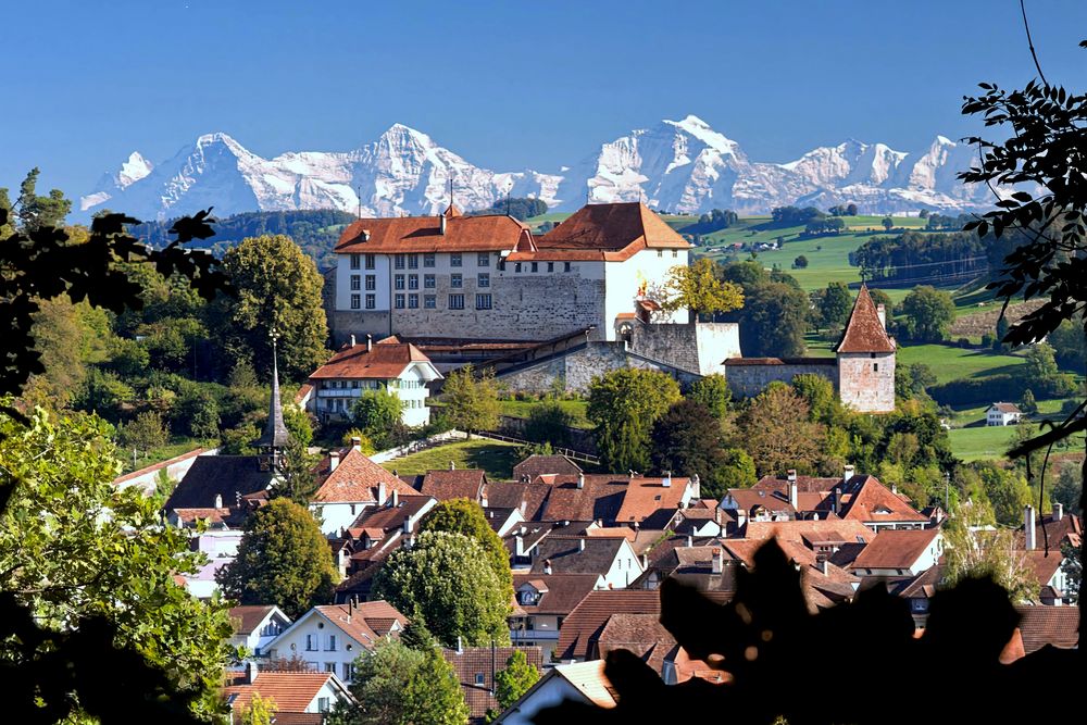 Schloss Laupen Foto & Bild | landschaft, schloss, berner oberland ...