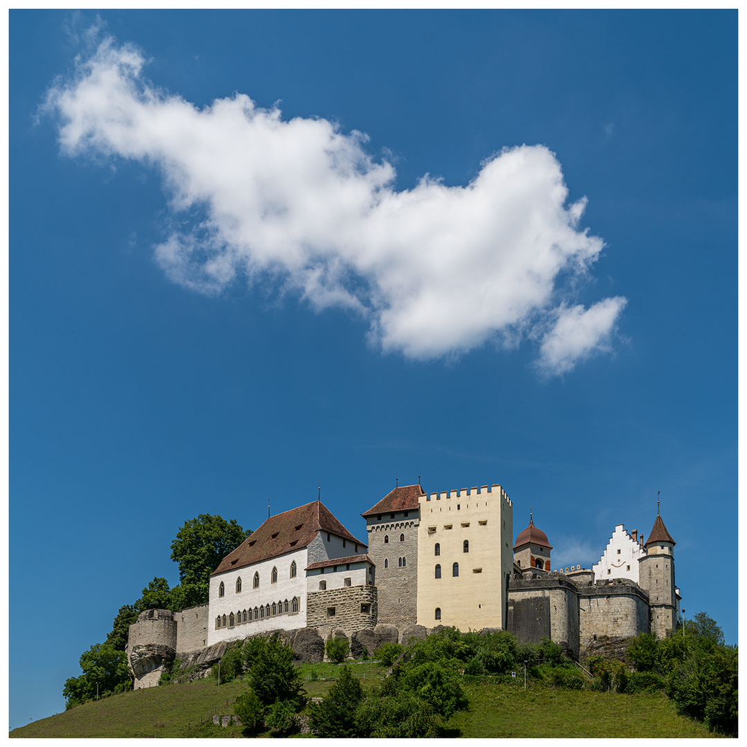 Schloss Lenzburg Foto & Bild | schloss, wolke, schweiz Bilder auf ...