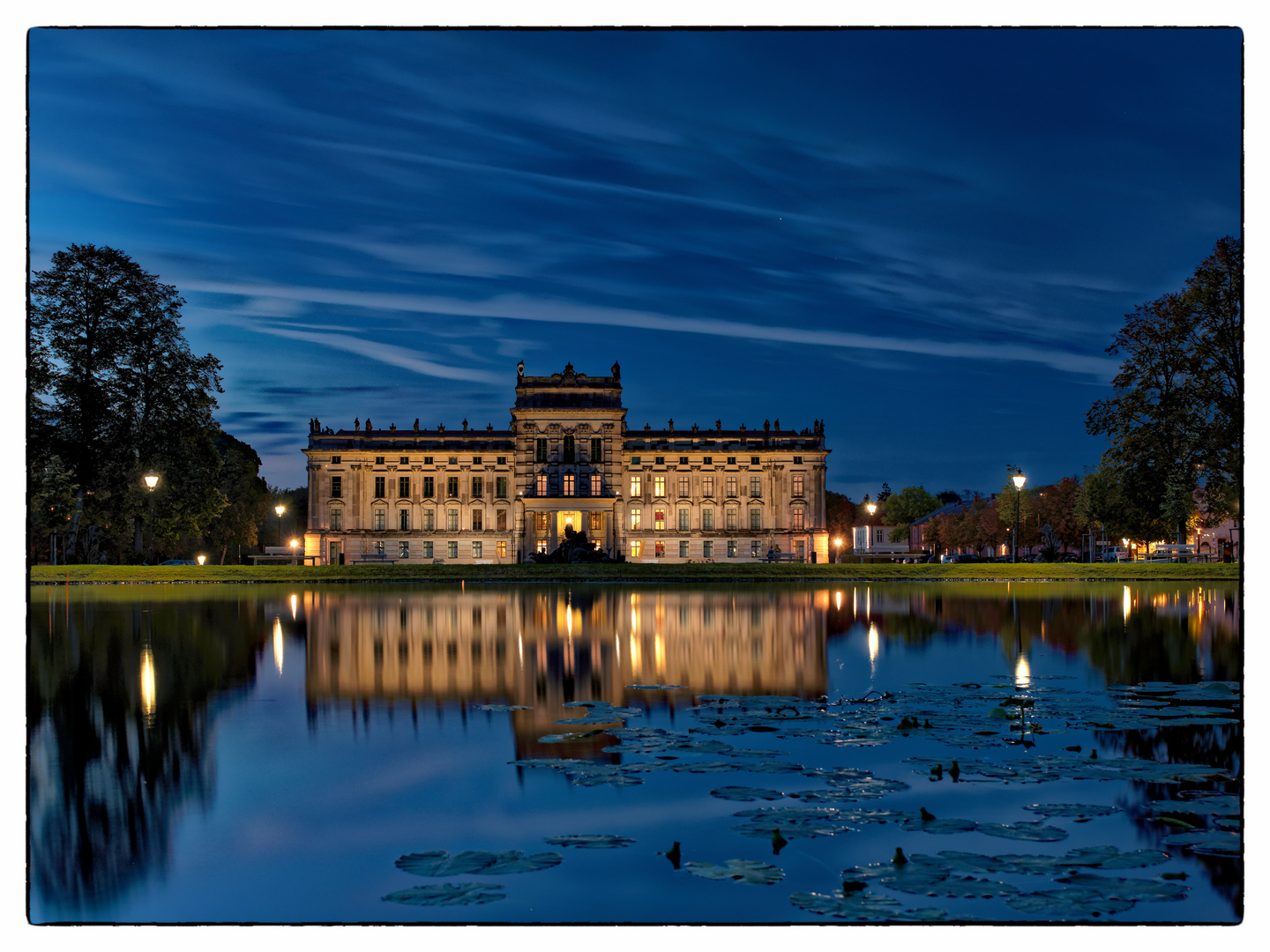 Schloss Ludwigslust zur blauen Stunde Foto & Bild | deutschland, europe ...